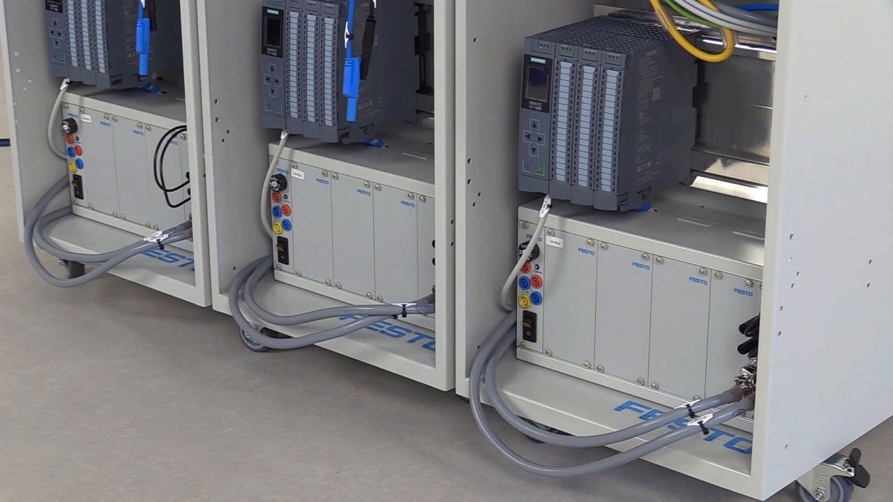 for one bit communication connect the 4mm black and blue jacks from one ...